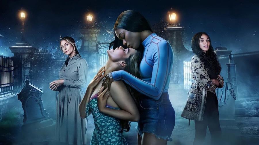 Vampire Girl Falls In Love With Her Hunter! The Love Of Two Girls Who ...